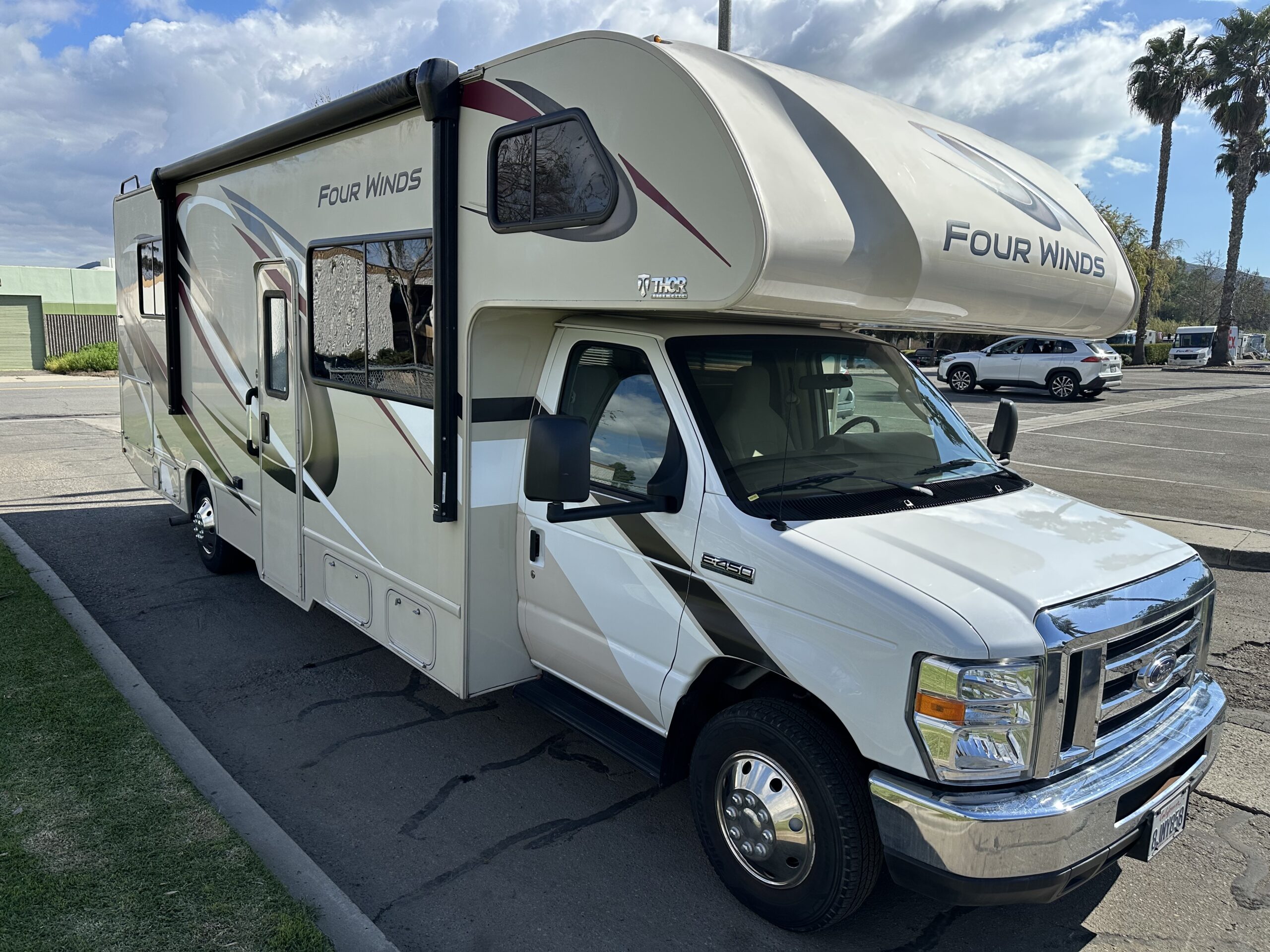 2020 28' Thor Four Winds with slide out (78) - MLG RV Rentals and ...